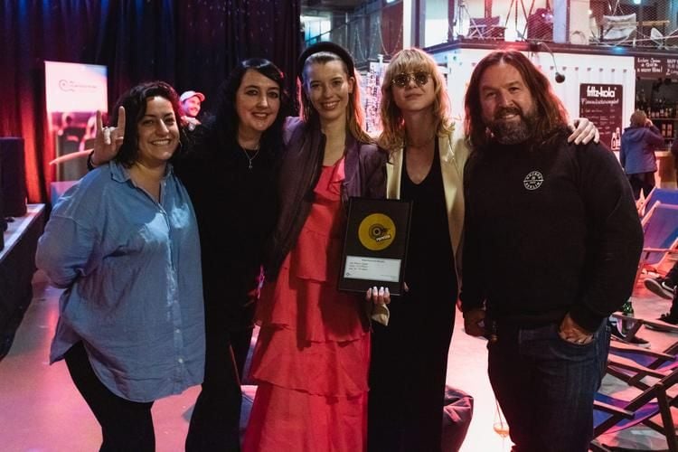 Gebürtige Strelitzerinnen erhalten Preis für bestes Musikvideo