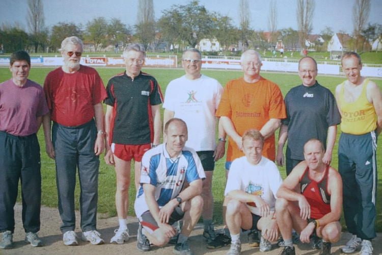 Läufer starten im DDR-Outfit