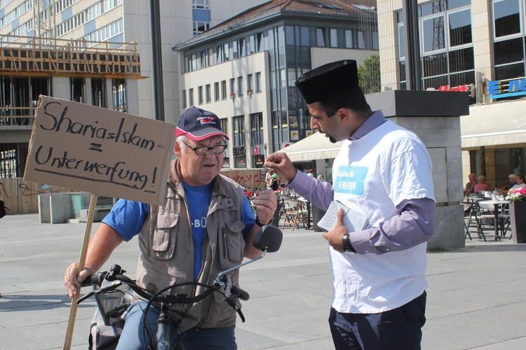 Demos von Muslimen, AfD und Linken bleiben friedlich