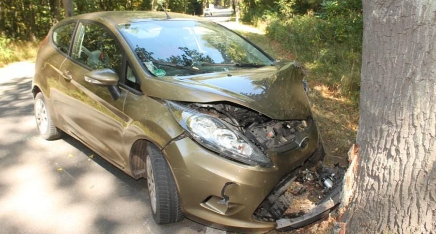 Auto rast gegen Baum