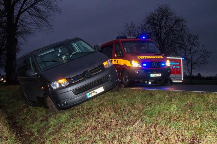 Frau weicht Reh aus und landet im Straßengraben