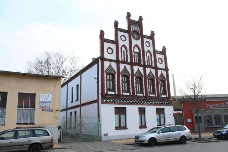 Sorgt ein alter Bach für nasse Füße im Keller?