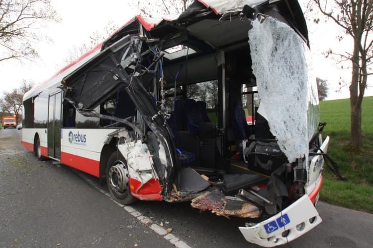 Bus prallt mit voller Wucht gegen Straßenbaum