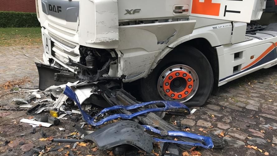 Autofahrer prallt gegen parkenden Lkw und wird verletzt