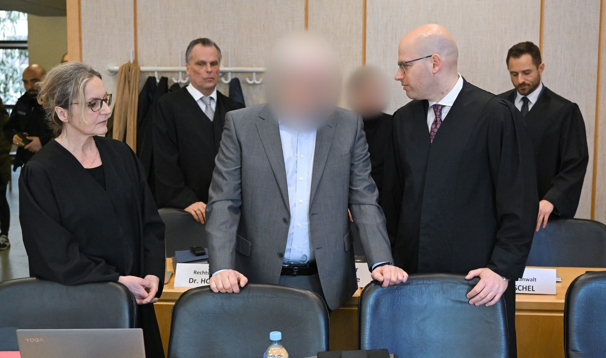 Bestechung: Angeklagter Staatsanwalt gesteht vor Gericht Bestechung: Angeklagter Staatsanwalt gesteht vor Gericht