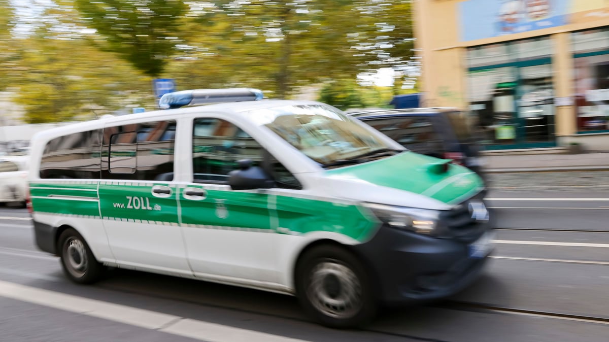 Zoll-Beamte durchsuchen Bar in Greifswalder Innenstadt