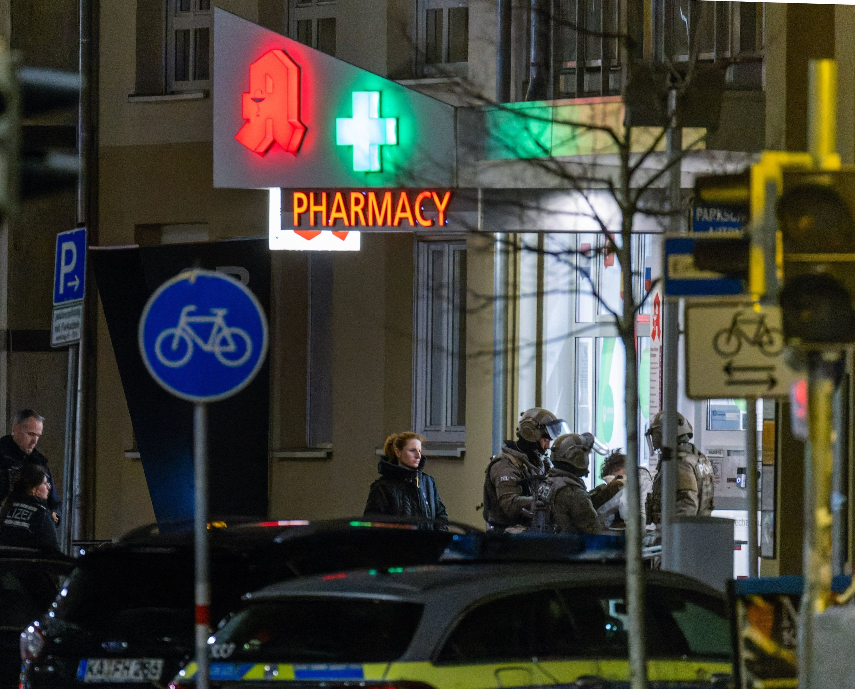Geiselnahme in Karlsruhe — Spezialkräfte stürmen Apotheke Geiselnahme in Karlsruhe — Spezialkräfte stürmen Apotheke