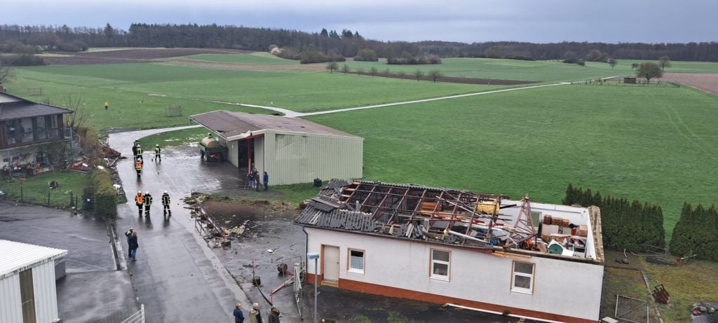 Tornado–Alarm in Hessen — Dächer abgedeckt