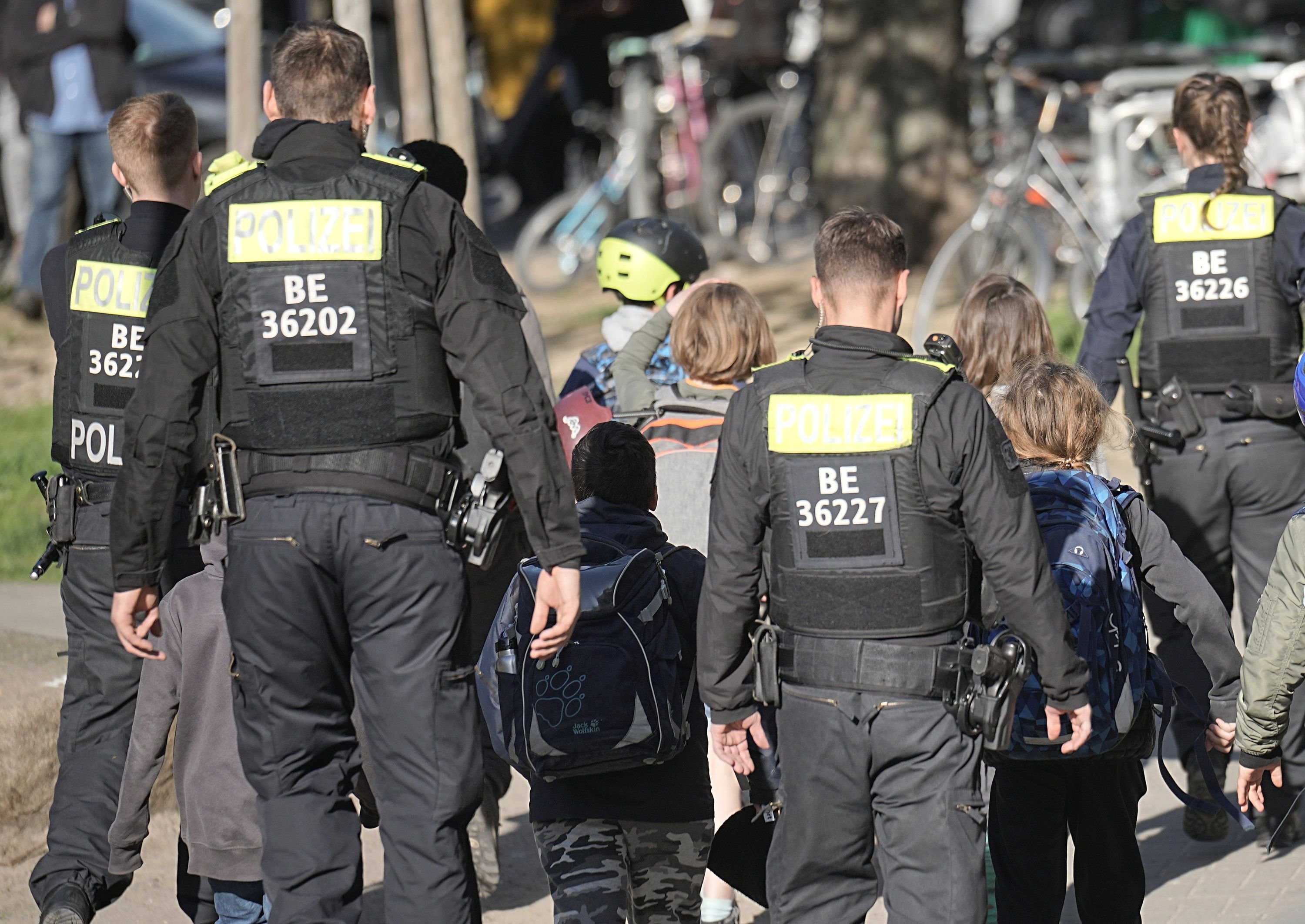 Nach Messerangriff — Schule in Berlin–Neukölln öffnet wieder