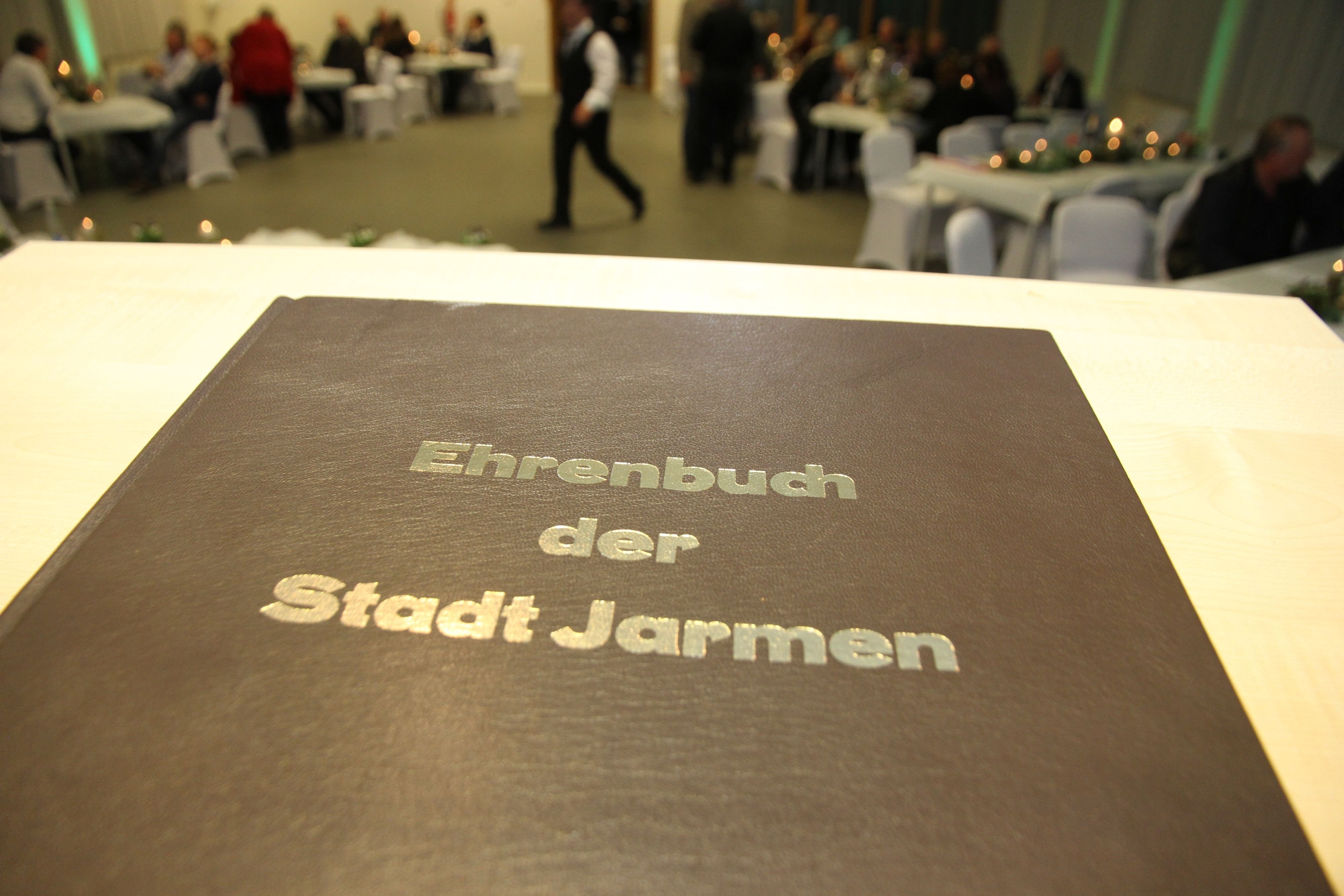 Wer darf sich 2024 ins Jarmener Ehrenbuch einschreiben?