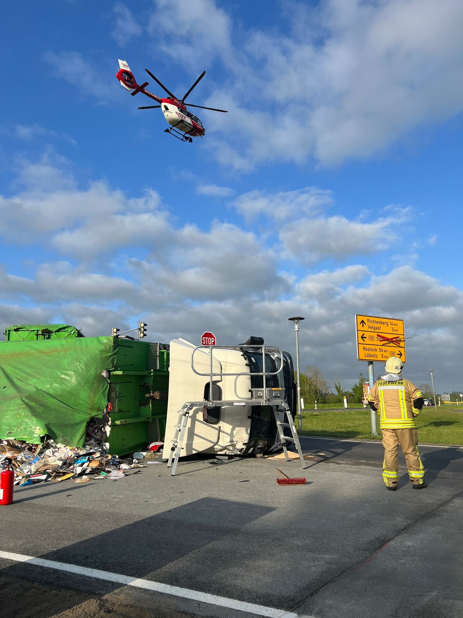 Lkw–Unfall auf B105 — angeblicher Störer war Ersthelfer