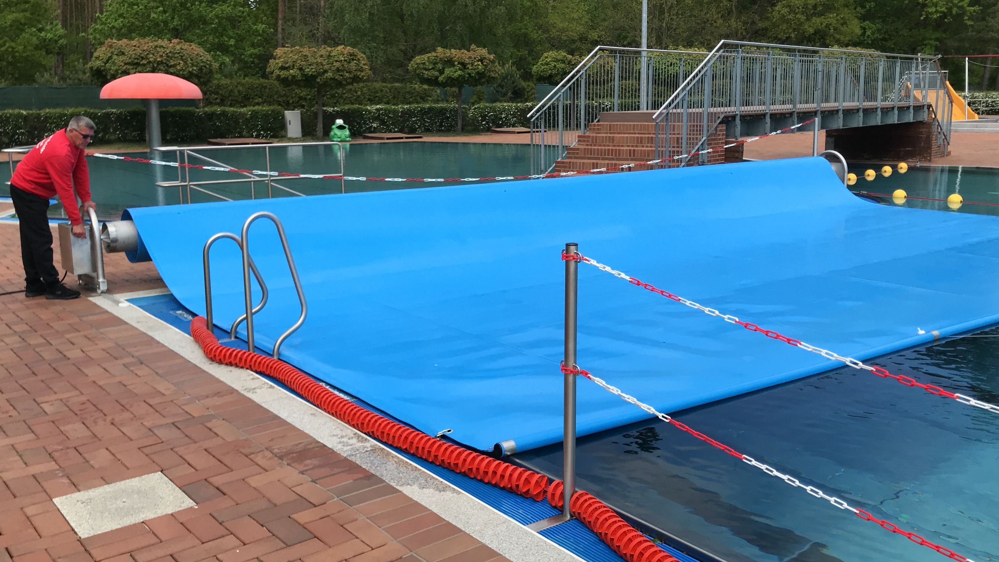 Blaue Folie hilft im Heidebad beim Energiesparen