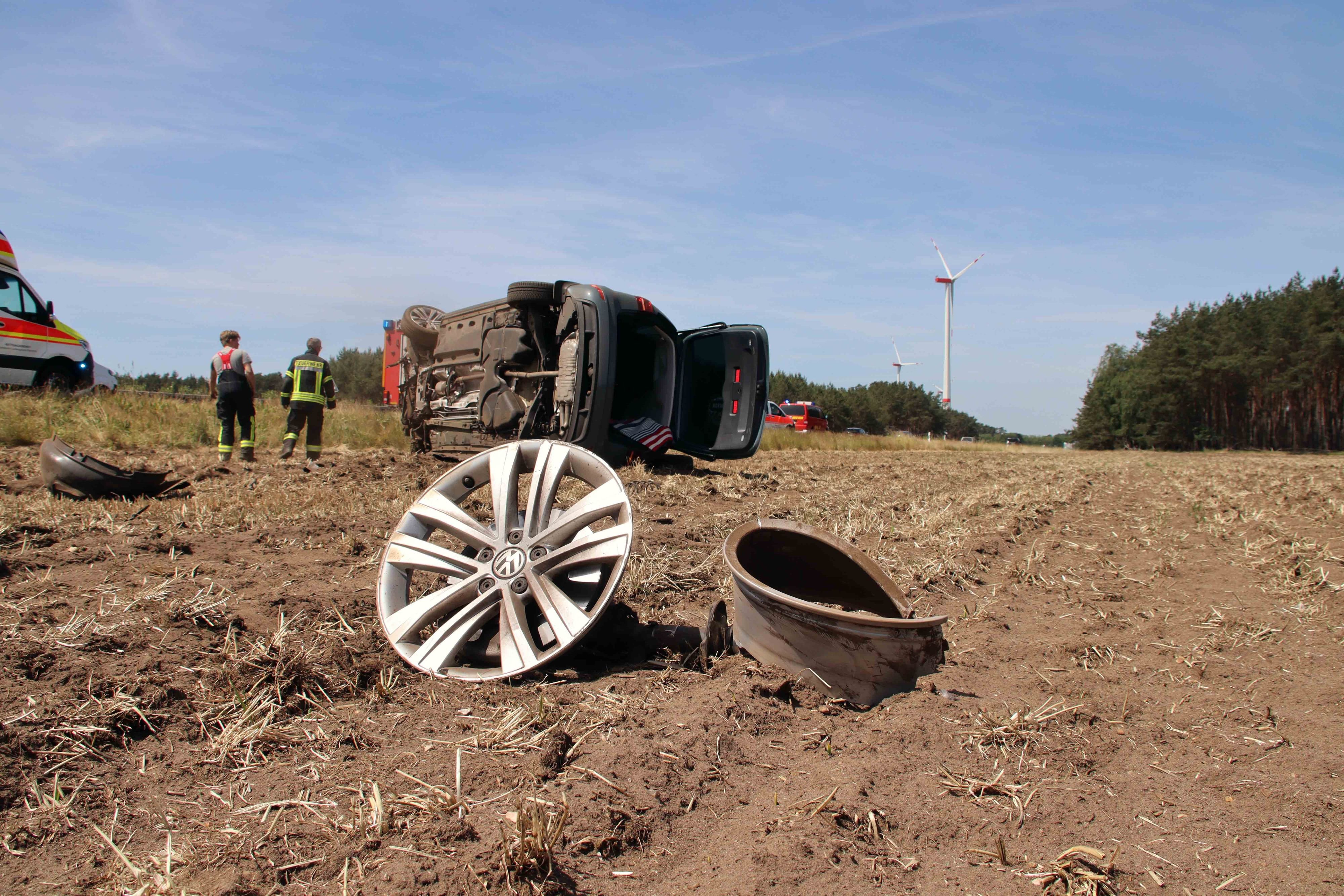 Unfall auf A24 – Ersthelfer befreien Fahrer übers Dachfenster