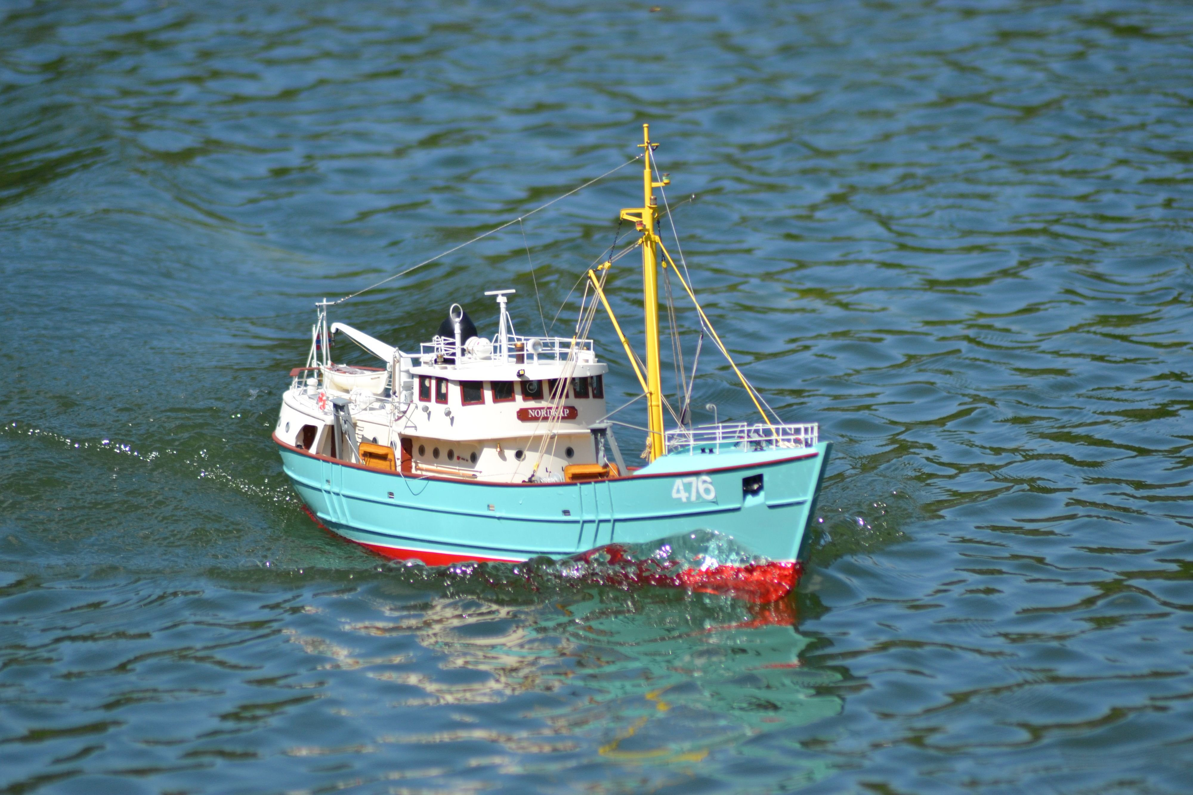 Modellboote flitzen auf der Peene