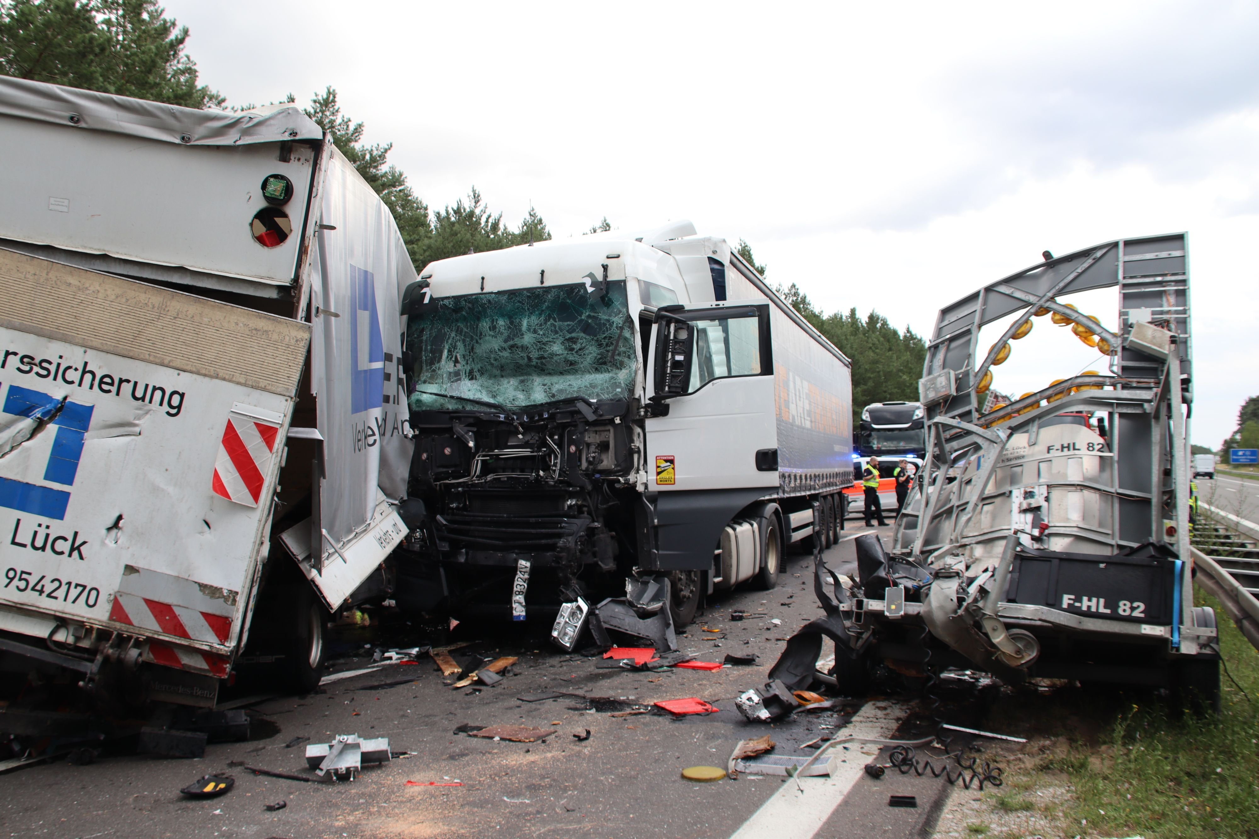 Autobahn in Richtung Hamburg nach schwerem Lkw-Unfall gesperrt