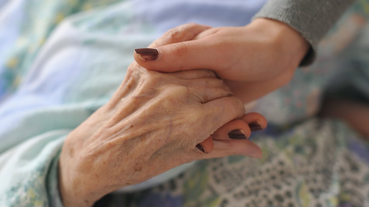 Tochter leert Konto der Mutter – riesige Summe verschwunden