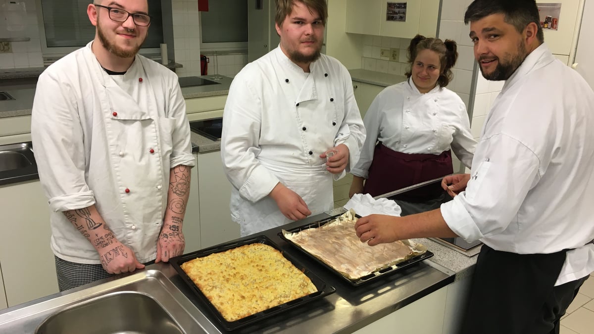 Dieser Koch macht jungen Leuten die Arbeitswelt schmackhaft