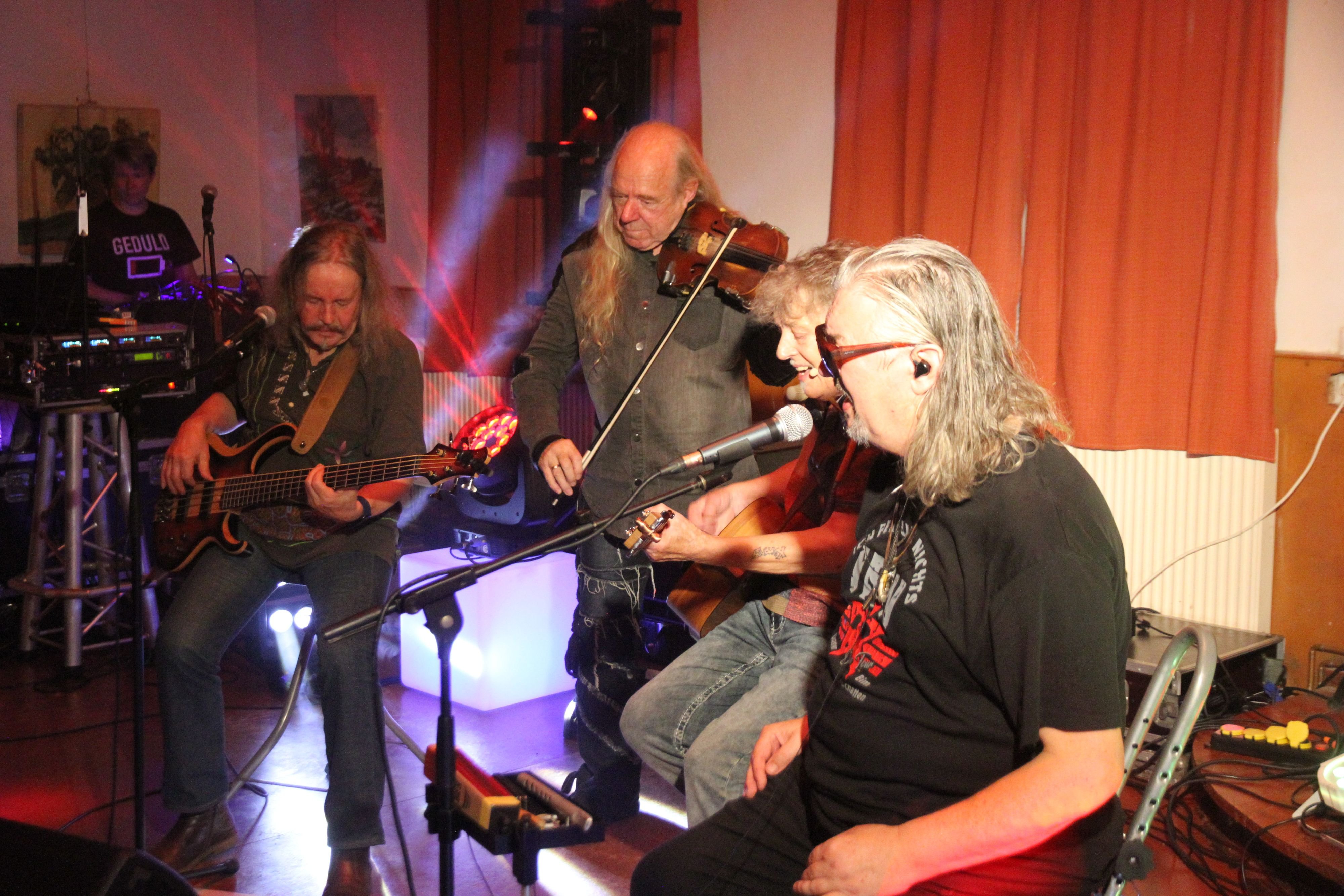 So feiert ein geteiltes Dorf mit DDR-Kultstars