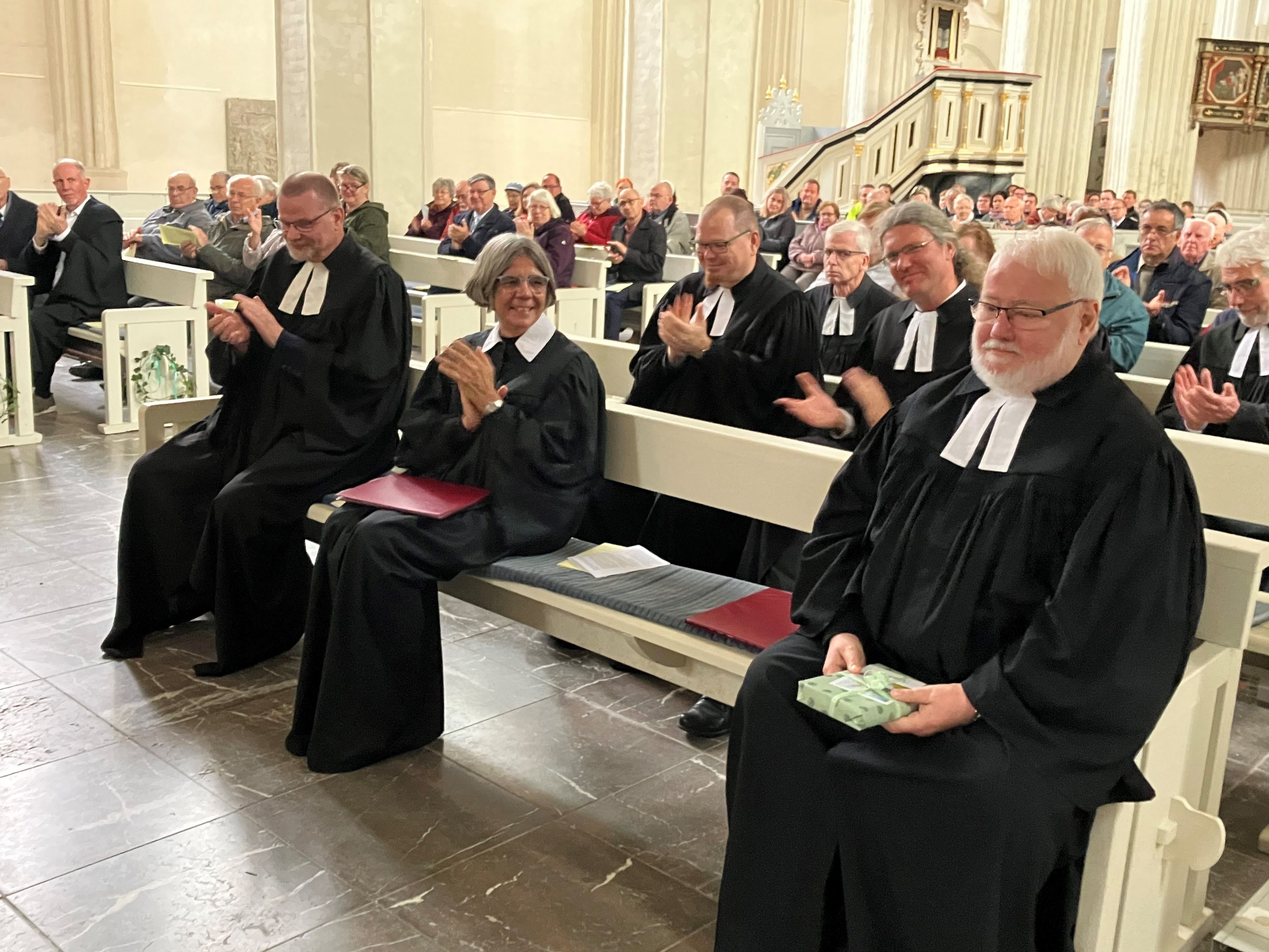 Pastor und Arzt zum Abschied vom Amt gezwungen