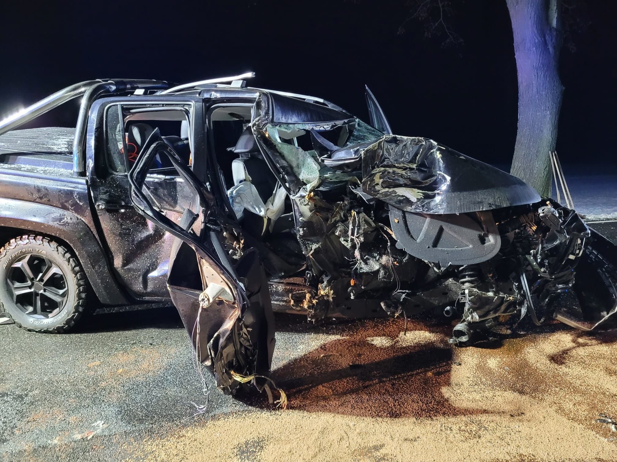 Mann kracht mit Pickup frontal gegen Baum