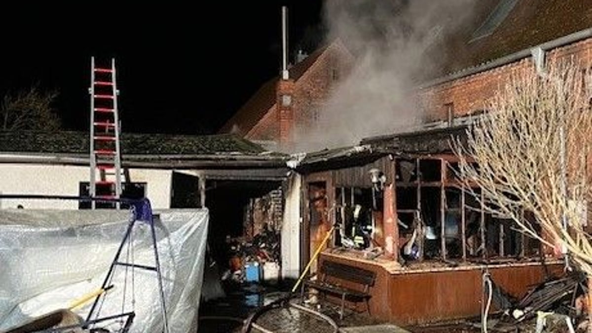 Mensch stirbt bei Hausbrand in der Nacht