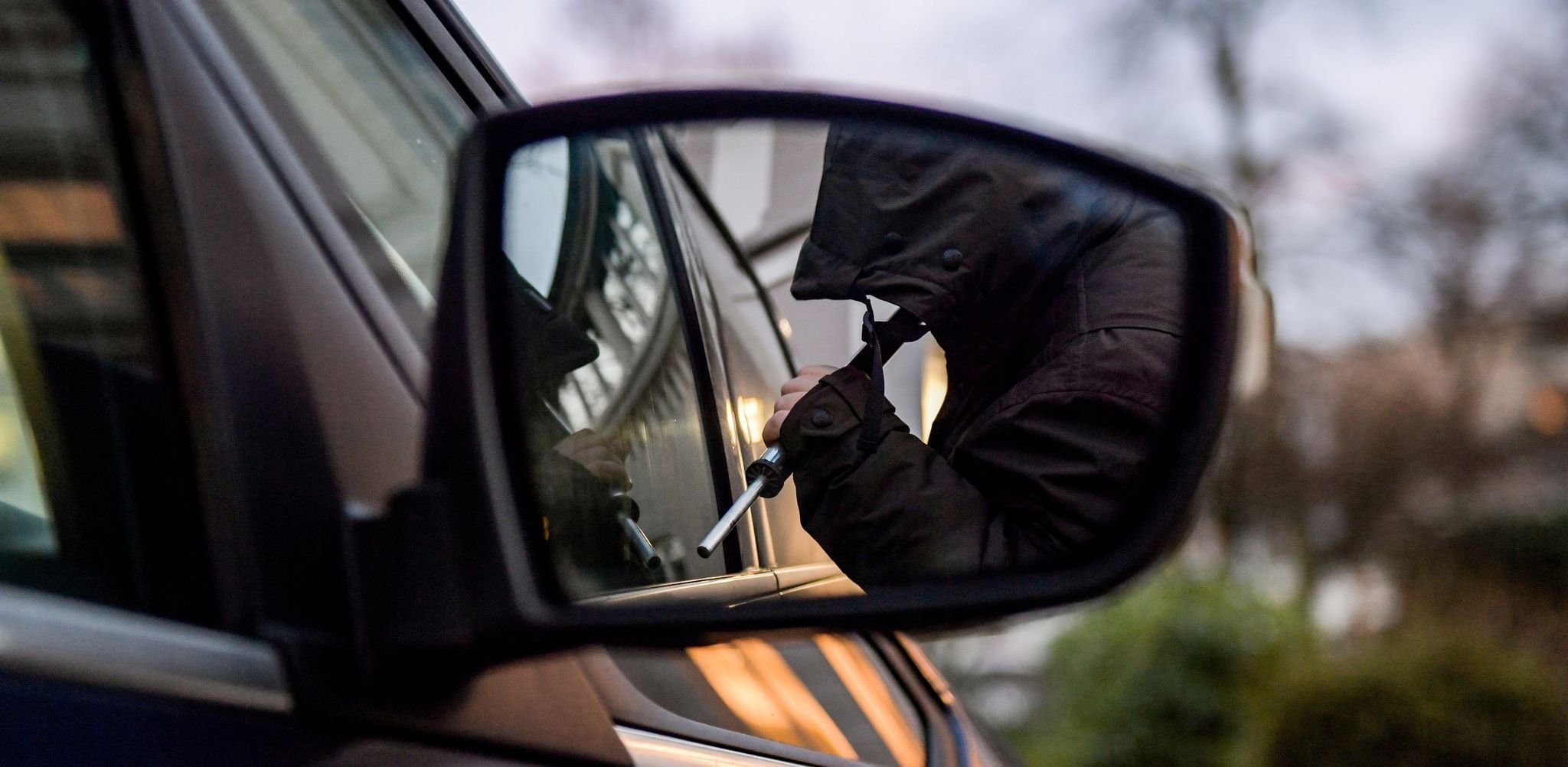 Mann klaut Auto – während Besitzer auf der Rückbank schläft Mann klaut Auto – während Besitzer auf der Rückbank schläft