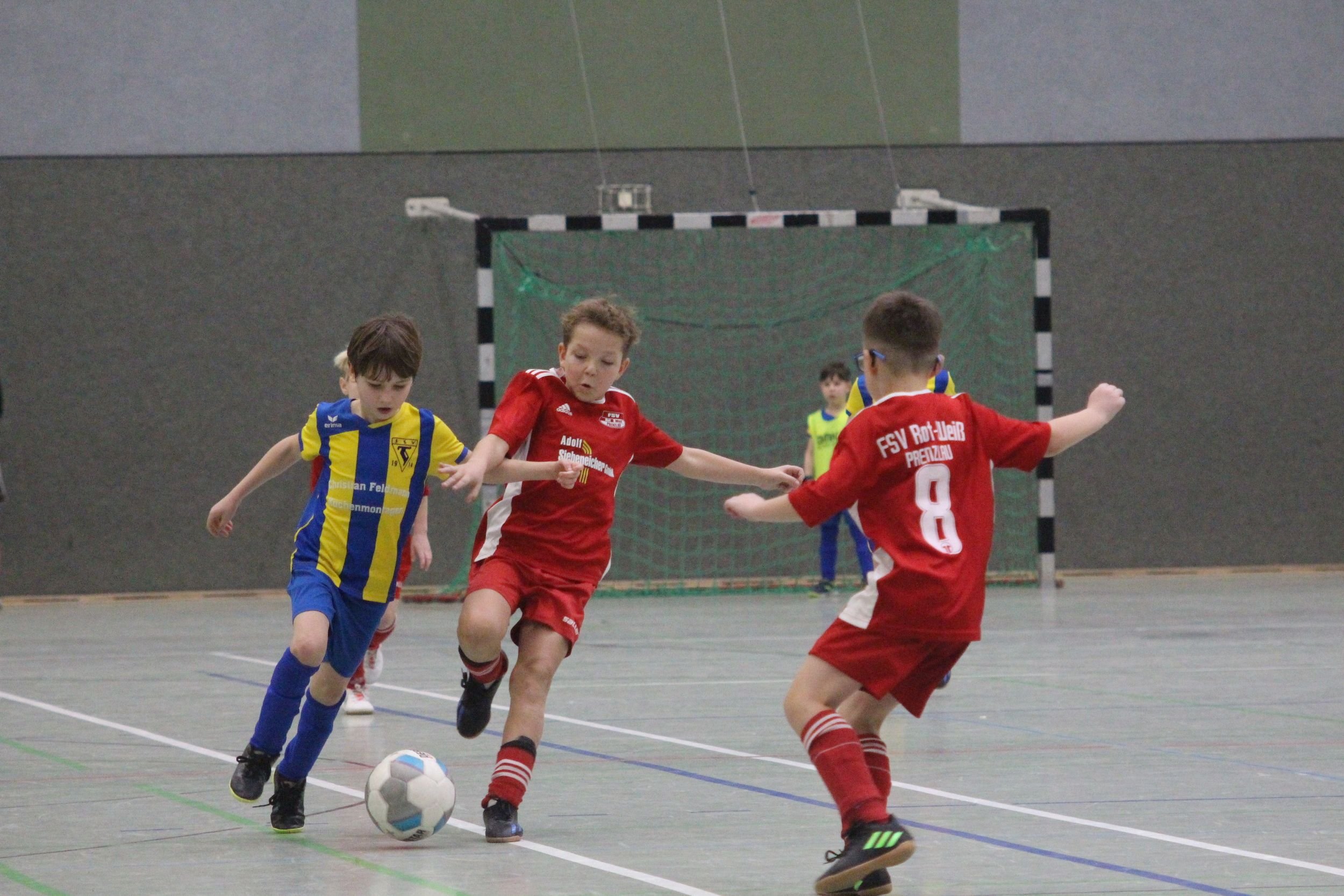 Kleine Nachwuchskicker zeigen großes Talent beim Spiel um den Enertrag-Cup