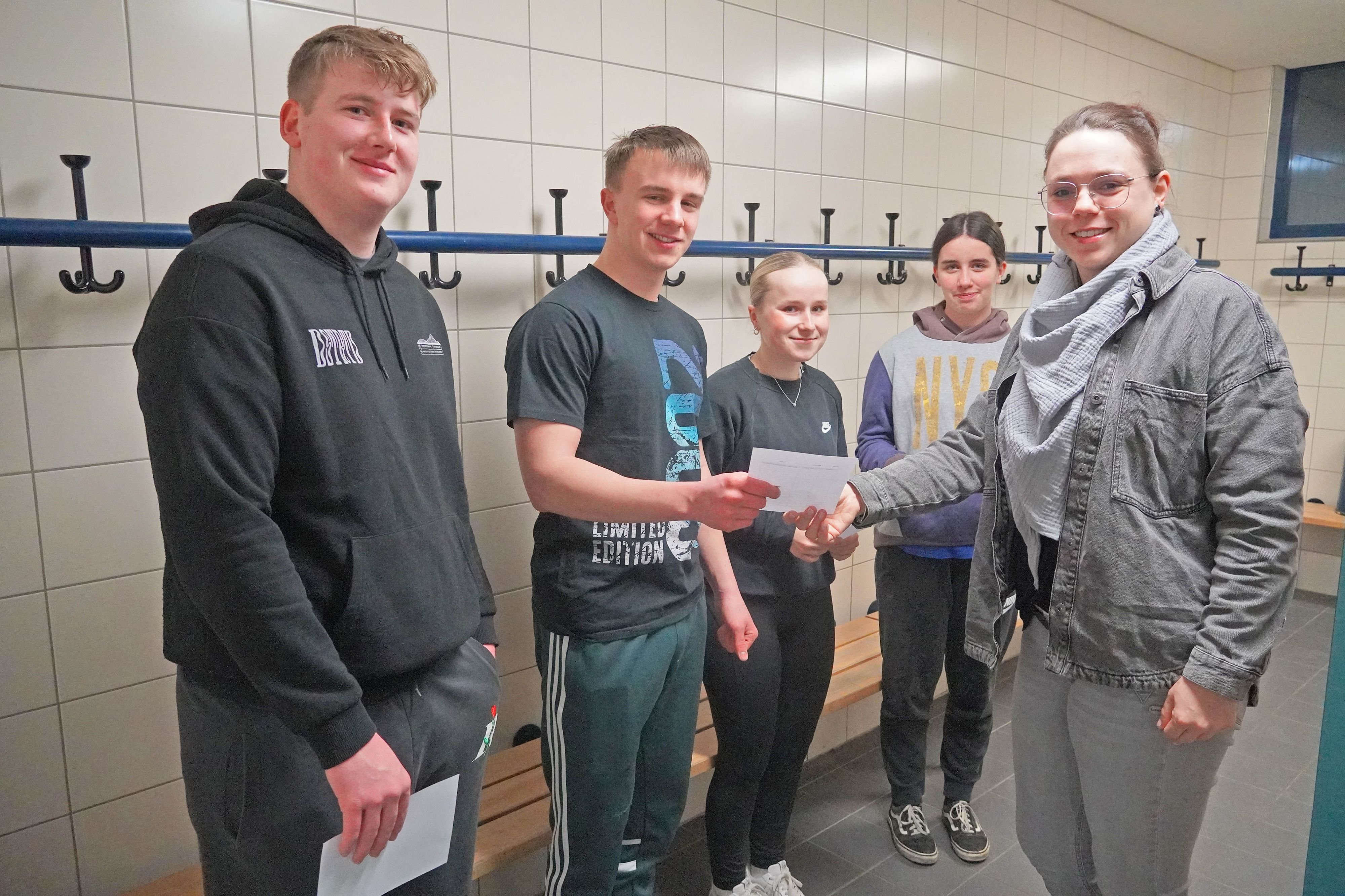 Diese Schüler schrubben die Loitzer Peenetalhalle – ganz freiwillig