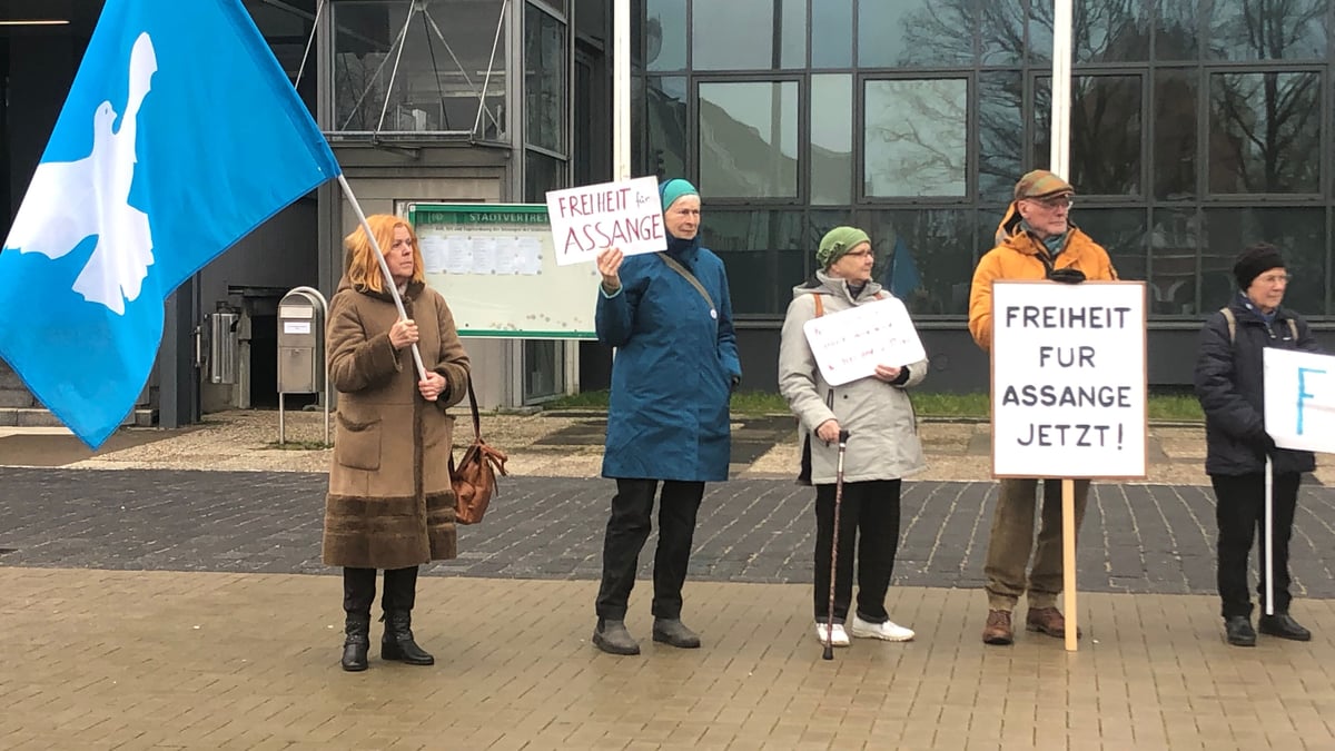 Kleiner Protest für Julian Assange vor Neubrandenburger Rathaus