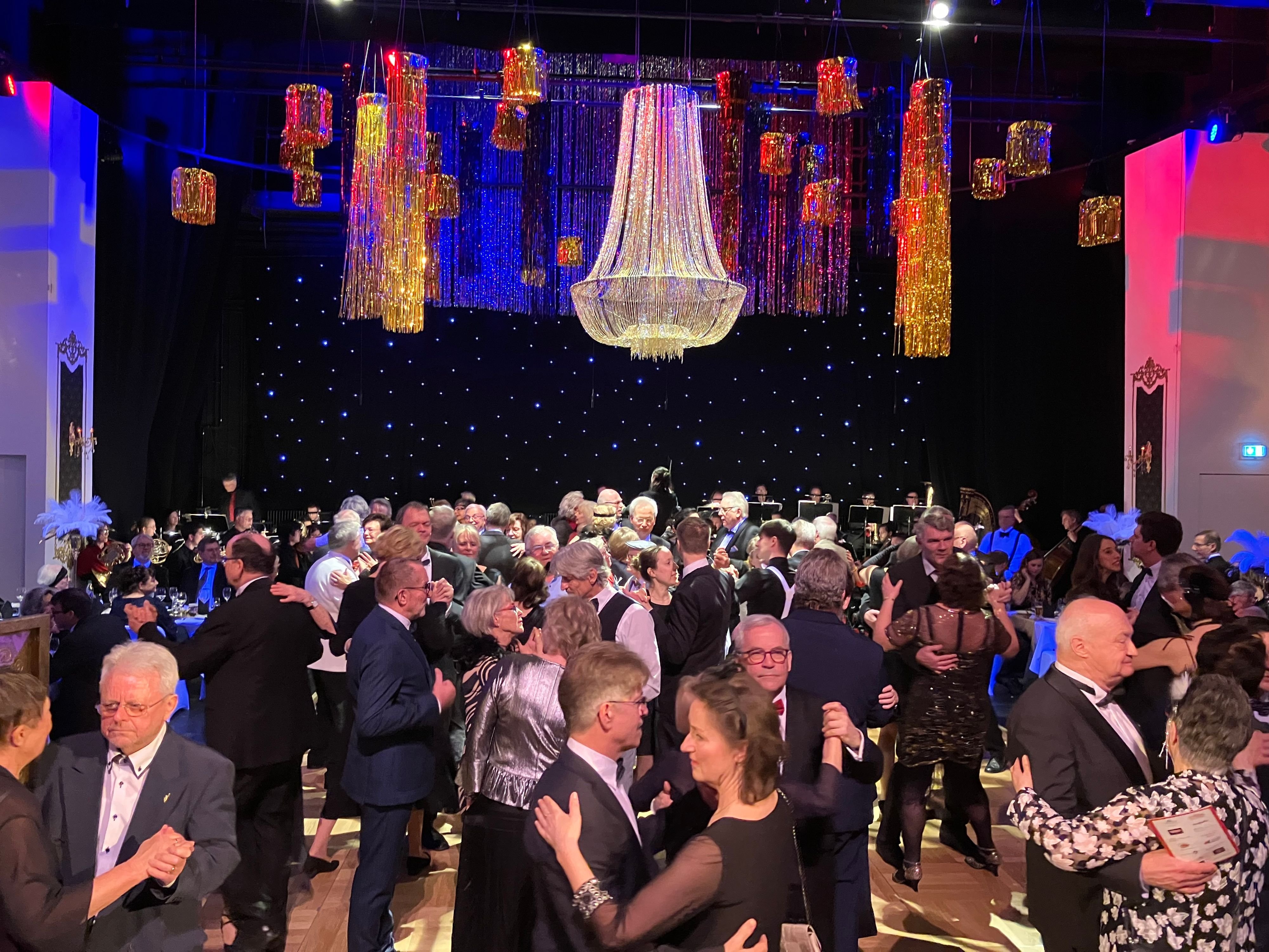 Mit Federboa und Pailletten schwoft Neustrelitz in die Goldenen Zwanziger