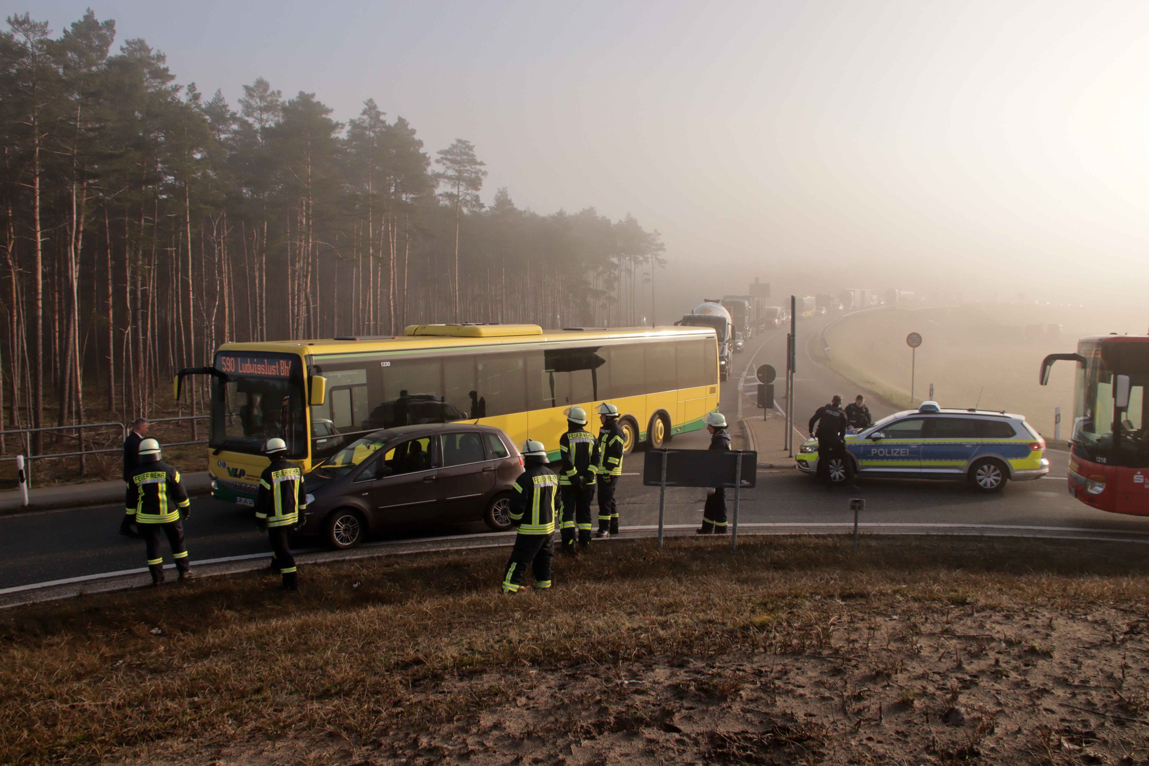 Schulbus kollidiert mit Auto – Unfall führt zu langen Staus