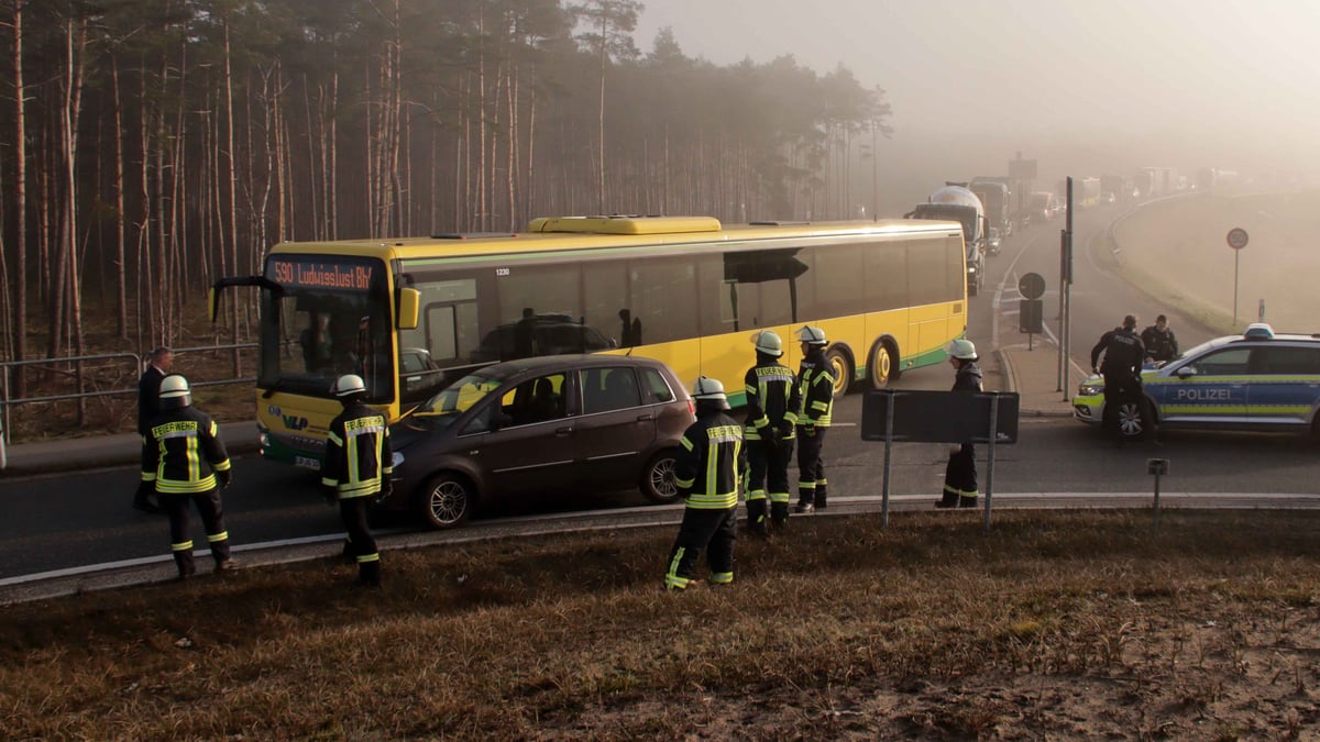 Schulbus kollidiert mit Auto – Unfall führt zu langen Staus