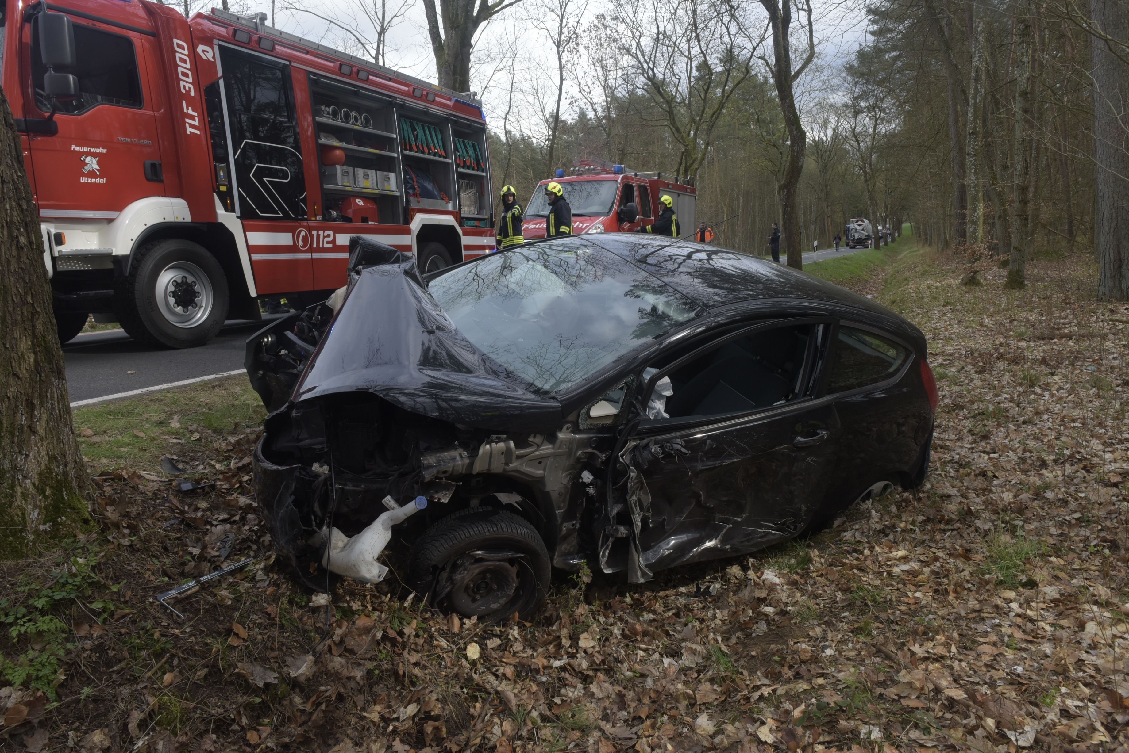 Ford kracht gegen Baum: Fahrerin schwer verletzt
