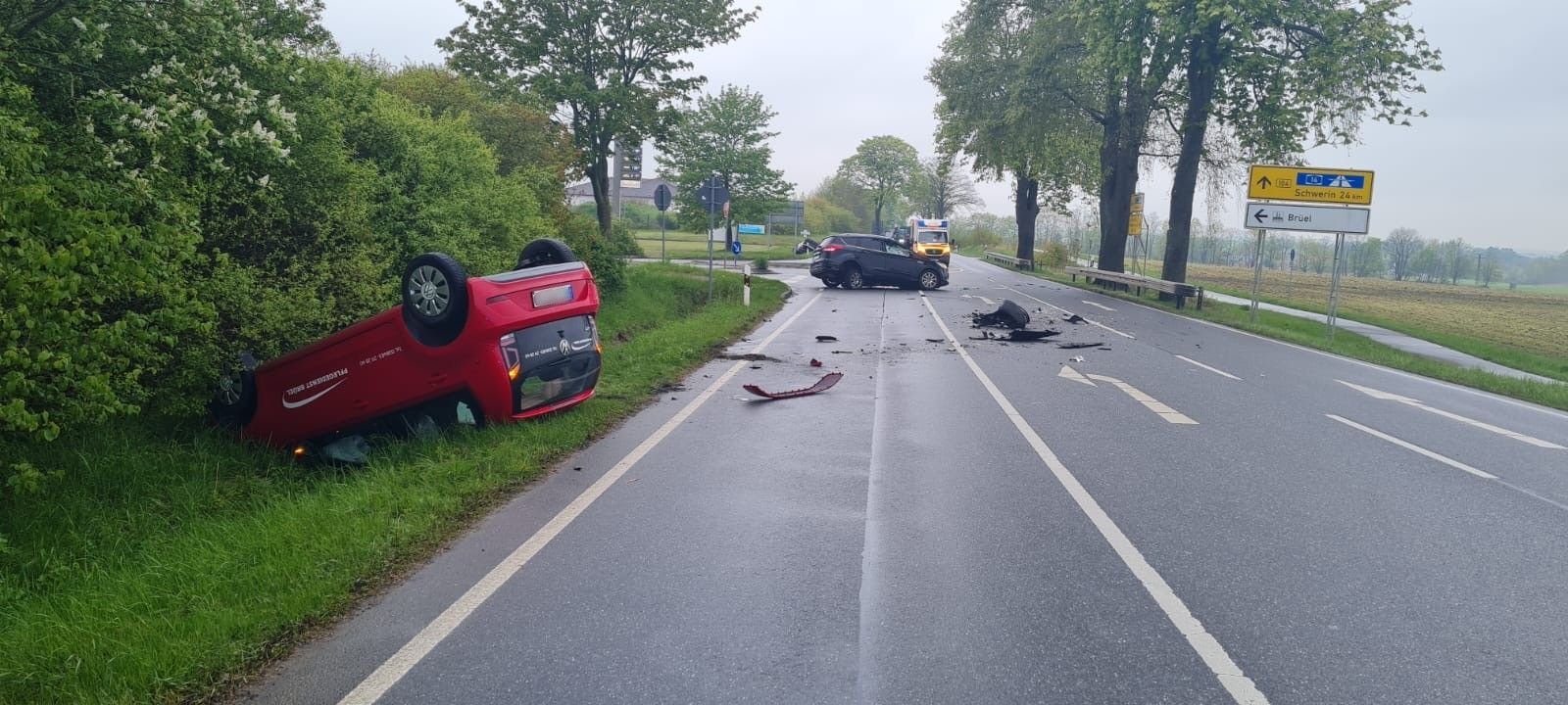 B104 nach Unfall mit drei Verletzten gesperrt