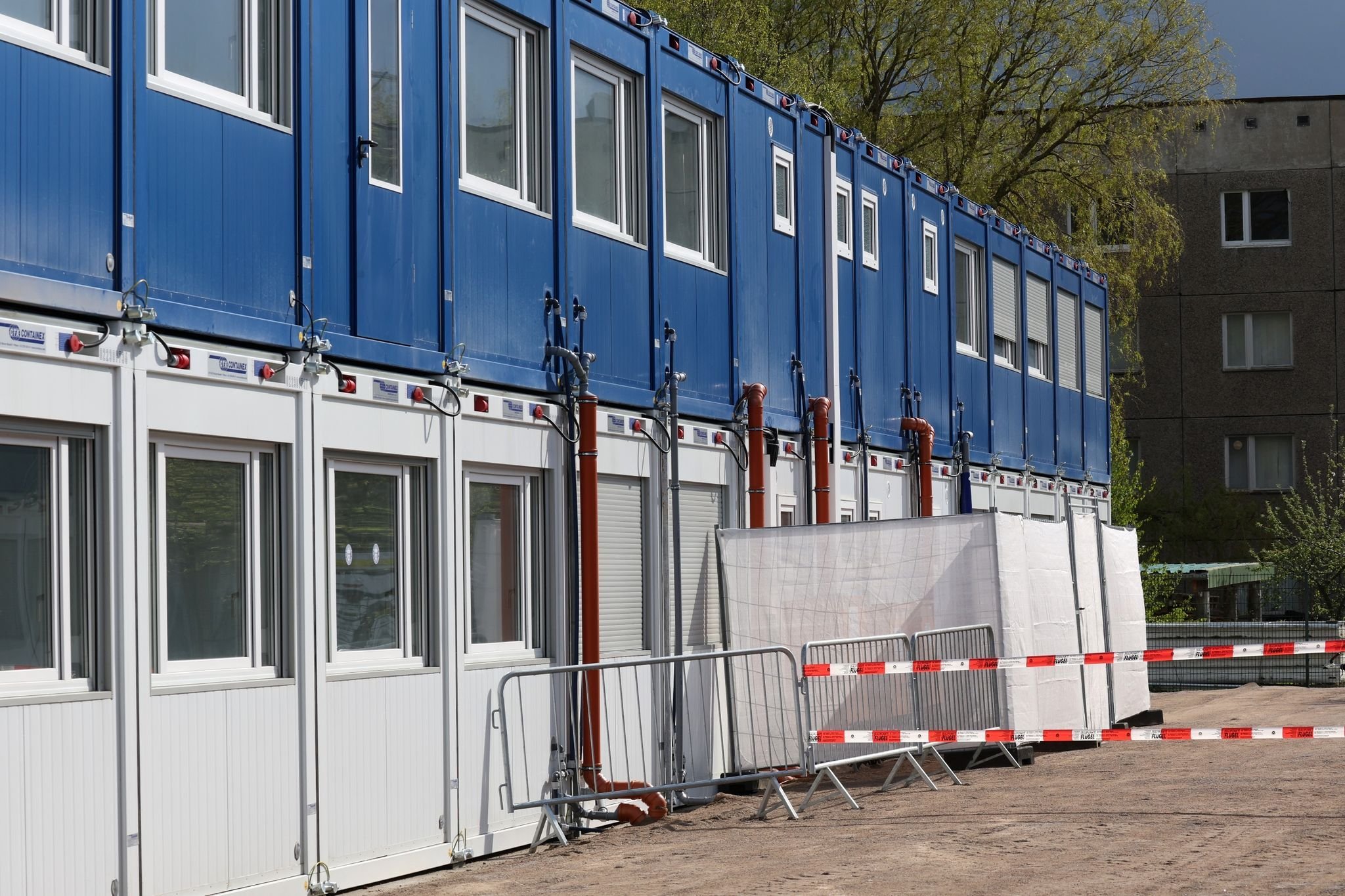 Neue Container-Unterkunft für Geflüchtete besichtigt