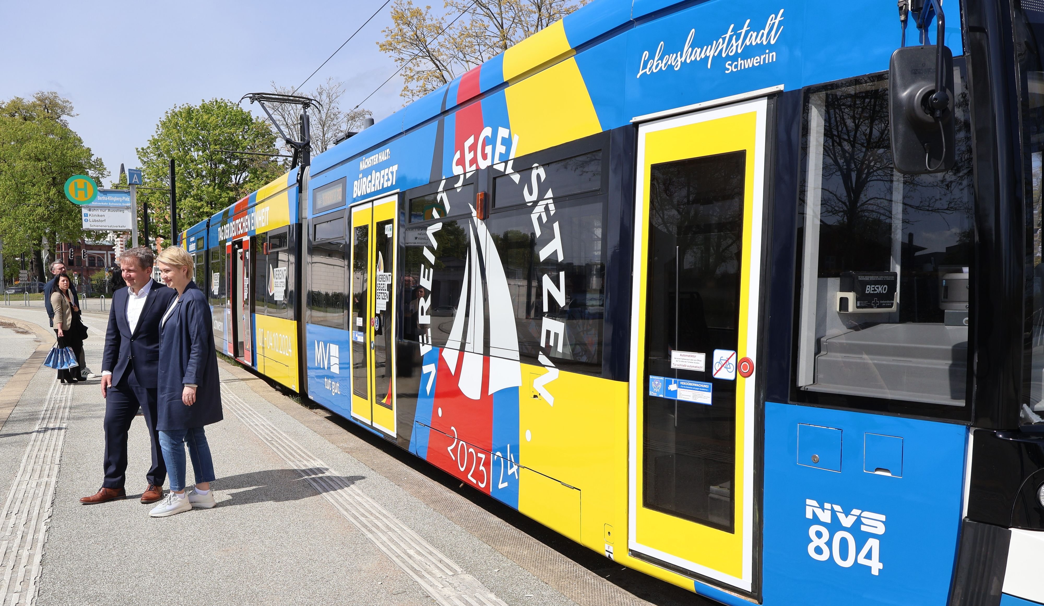 Schwerin: Straßenbahn wirbt für Einheitsfeier im Oktober