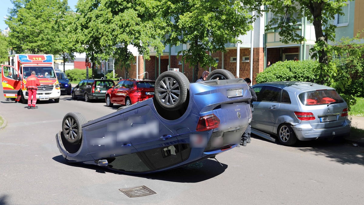 VW überschlägt sich in Rostock: Unfall mit Fahranfängerin