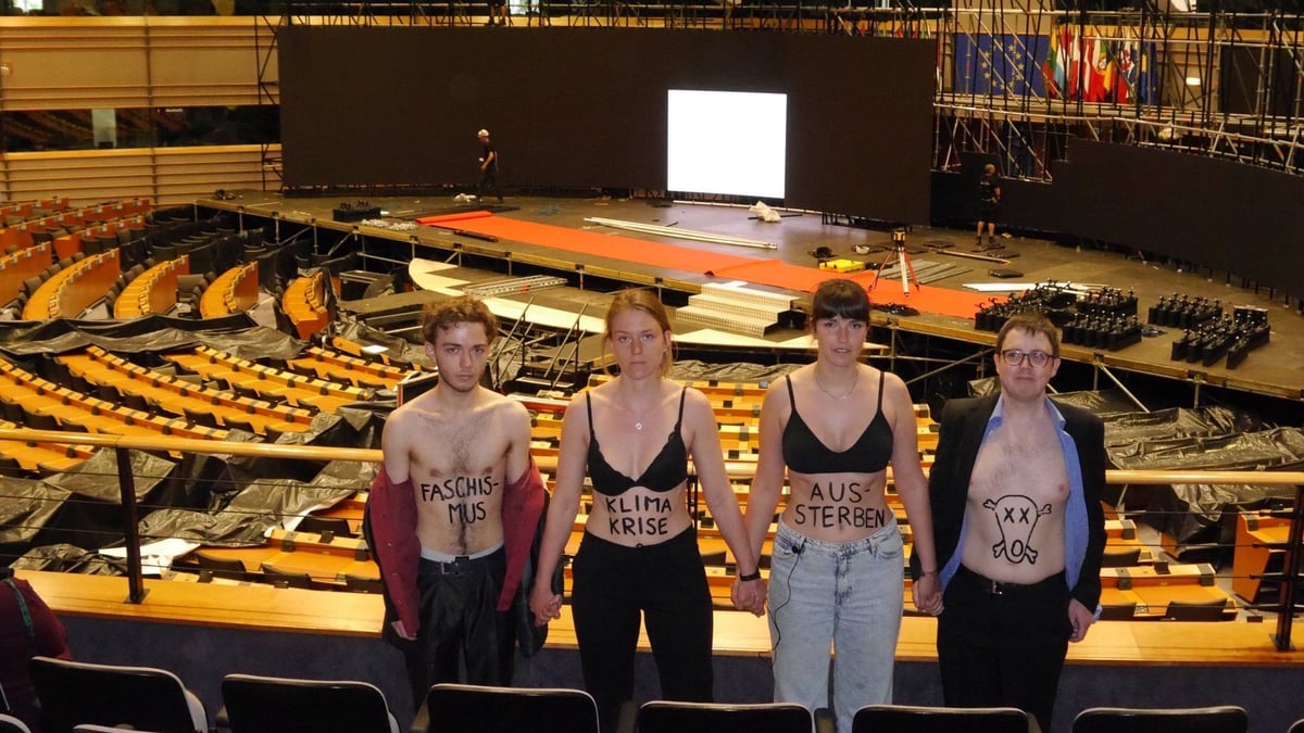 Carla Hinrichs im BH: Letzte Generation nackt im EU-Parlament