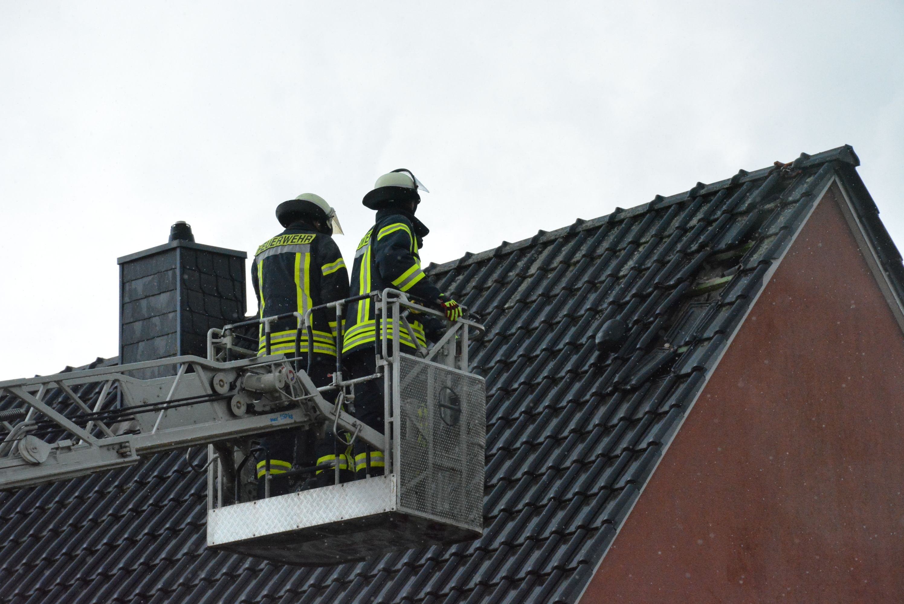 Blitz schlägt in Wohnhaus in Kummer ein