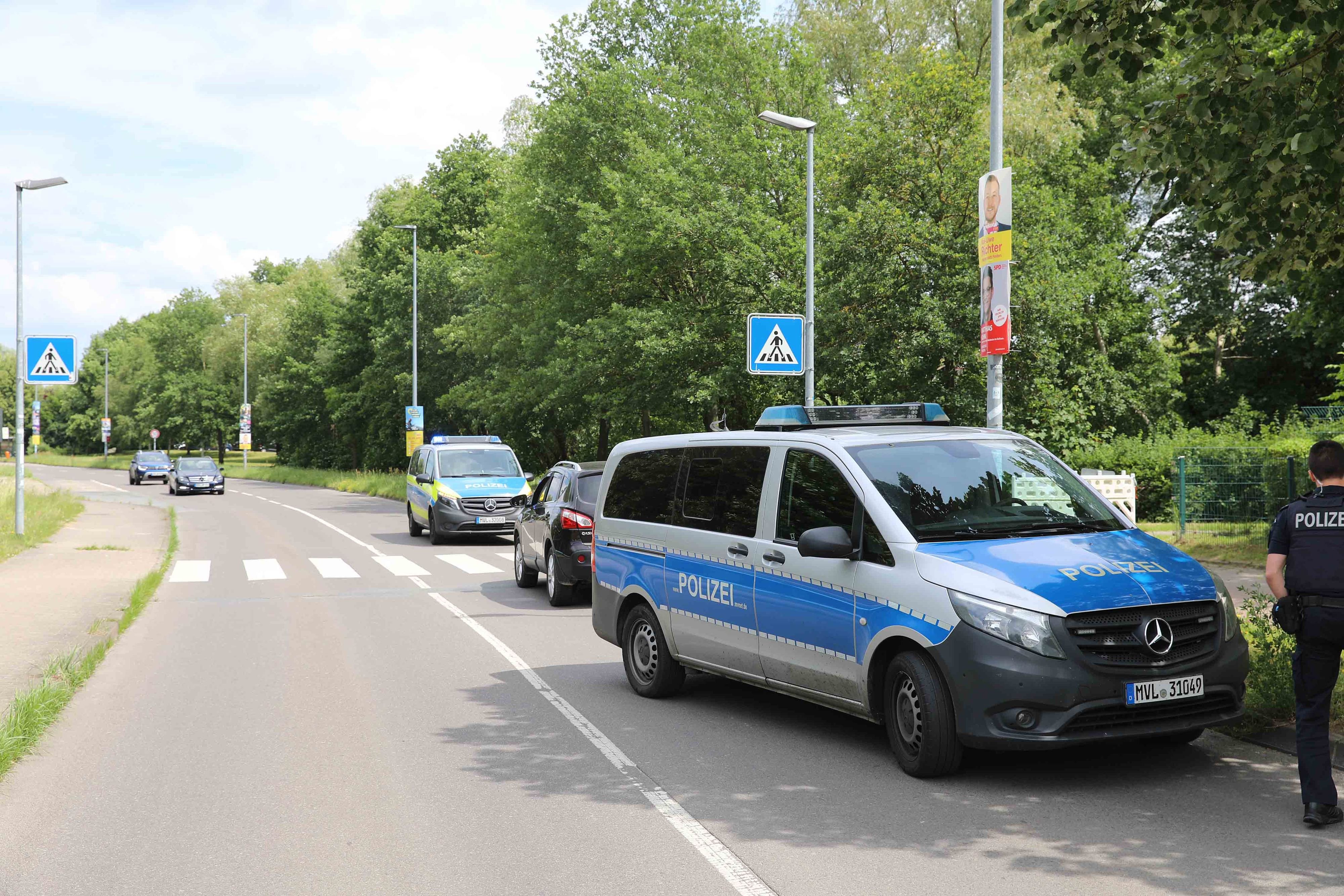 Grundschüler (6) auf Zebrastreifen von Auto erfasst und verletzt