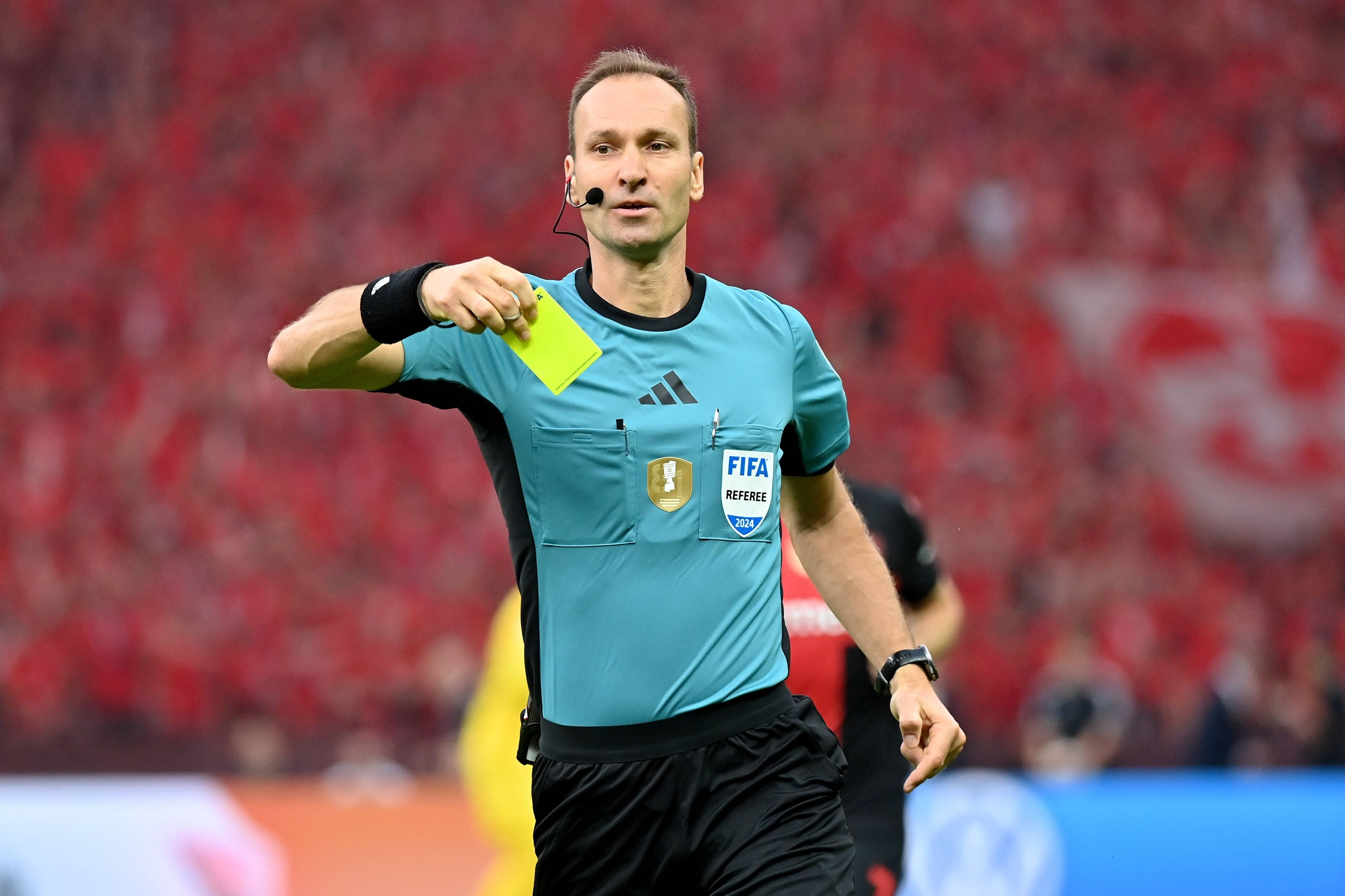 Bastian Dankert spricht vor der EM über seine Arbeit als VAR