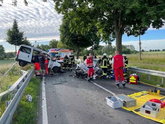 Autos prallen auf der B104 zusammen: Zwei Schwerverletzte