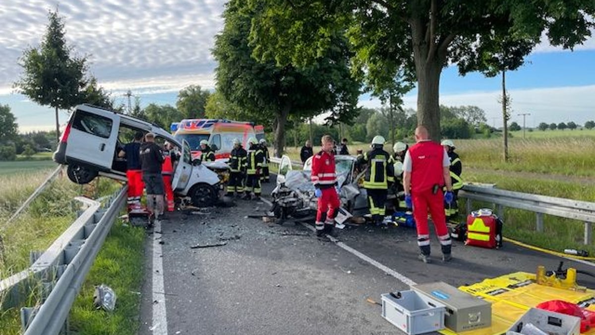 Autos prallen auf der B104 zusammen: Zwei Schwerverletzte