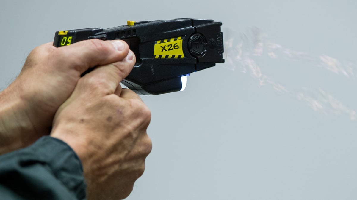 Flitzer bei Baseball-Spiel mit Taser von Polizist gestoppt