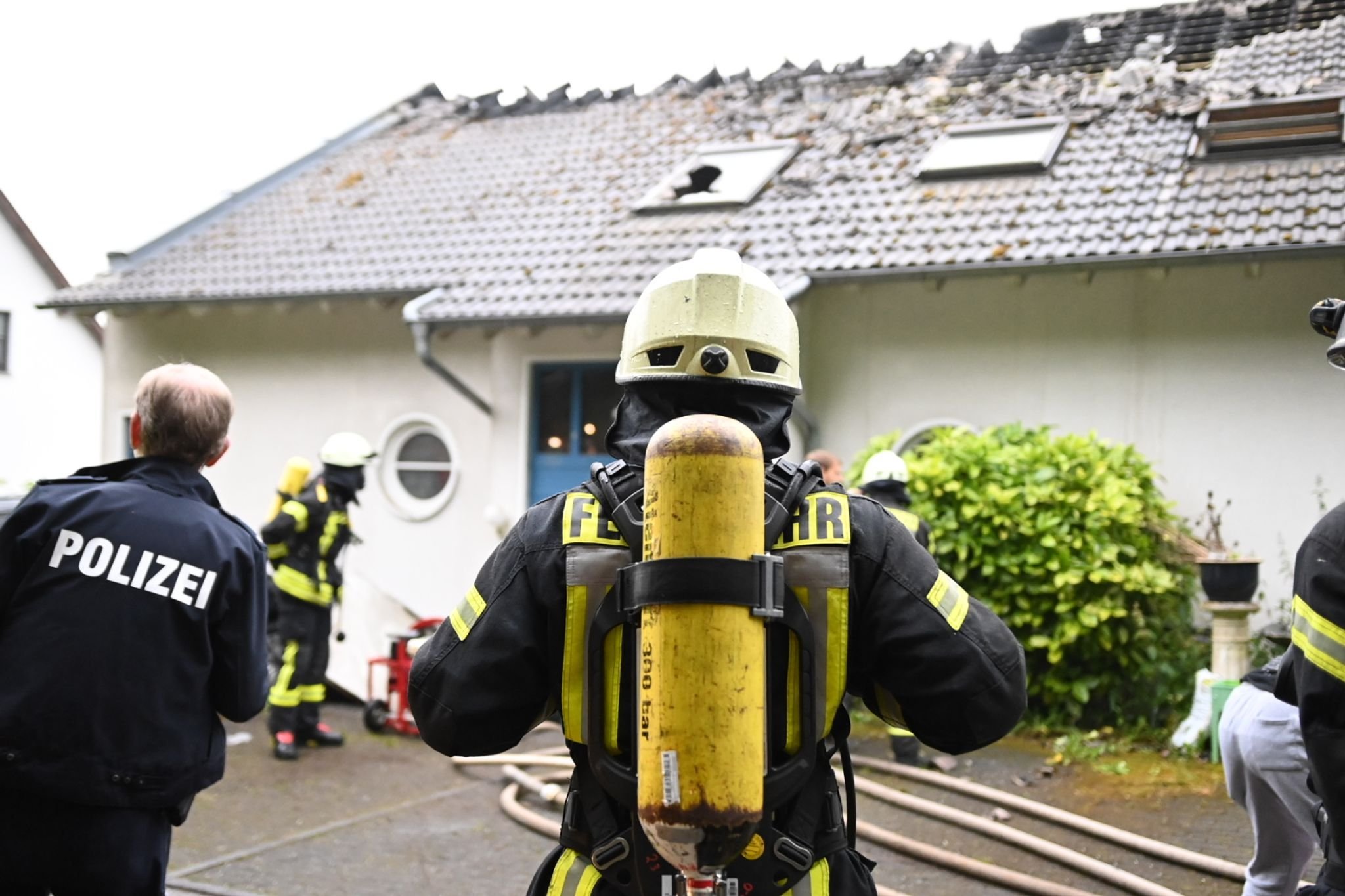 Vater sticht auf Ehefrau und Kinder ein – dann setzt er Haus in Brand