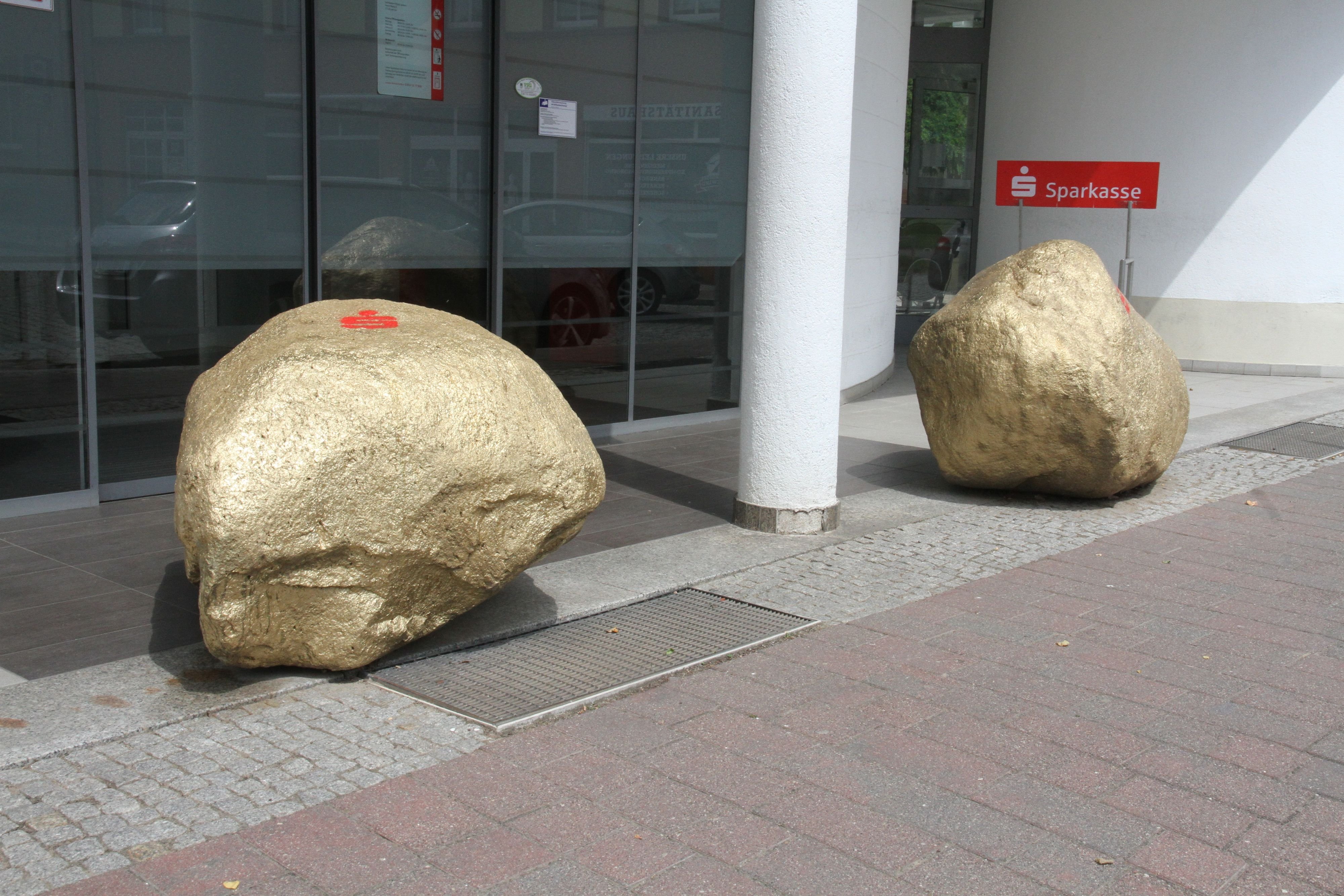 Vor dieser Bank liegen jetzt die größten Goldklumpen der Welt