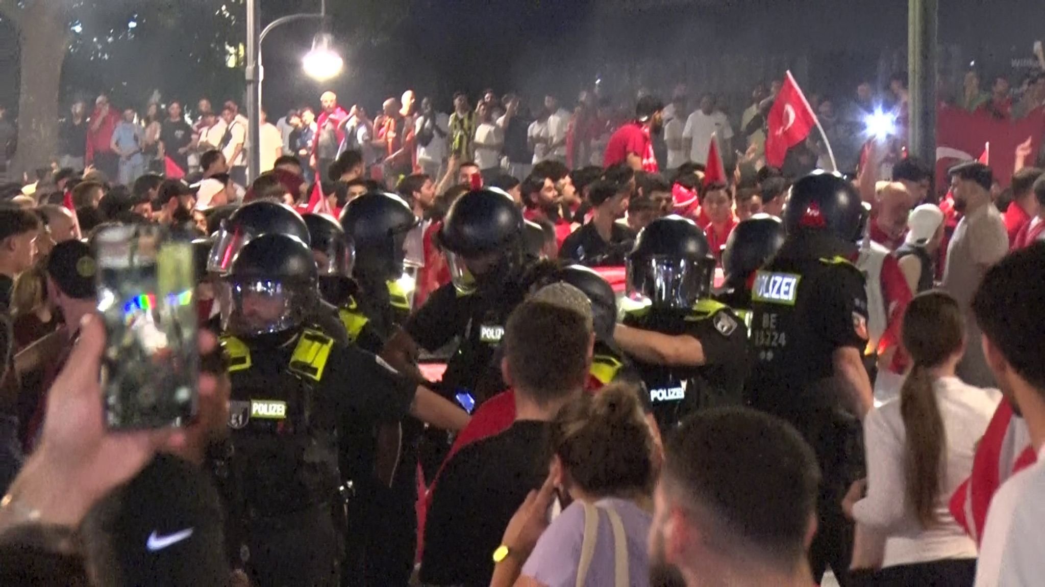 Türkische Fans in Berlin feiern Einzug ins Achtelfinale Türkische Fans in Berlin feiern Einzug ins Achtelfinale