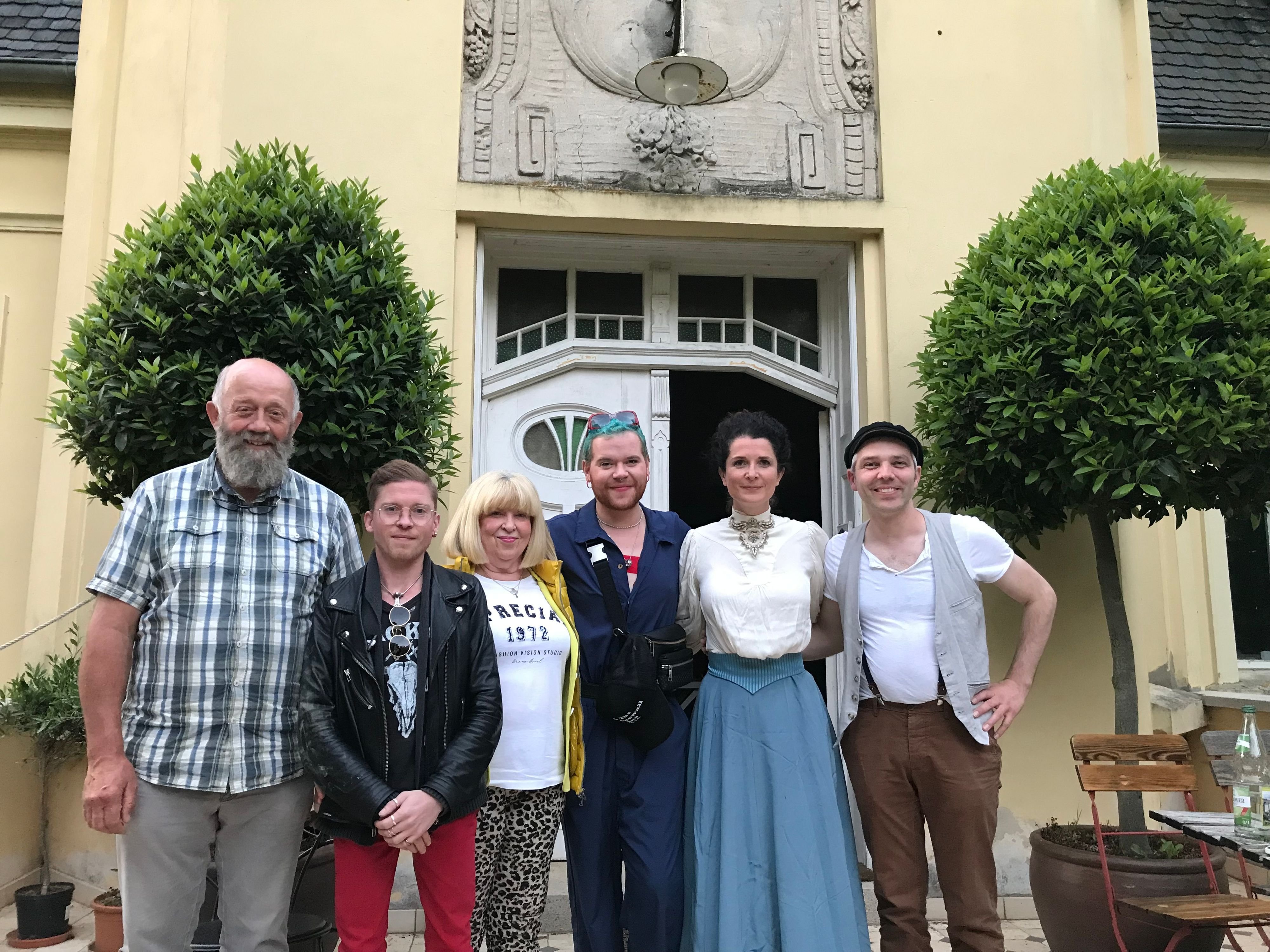 Teilnehmer von Dokuserie feiern Wiedersehen im Gutshaus