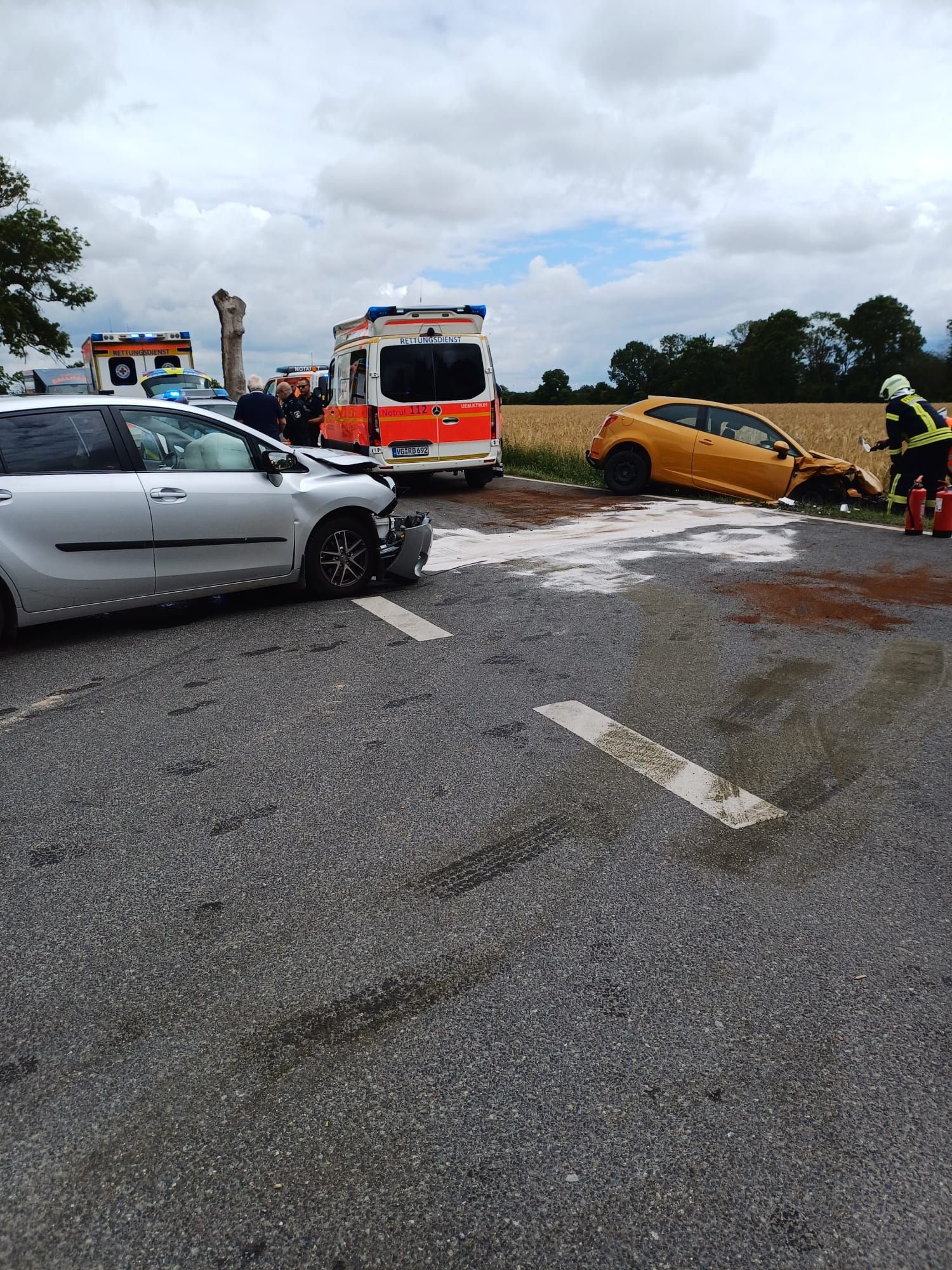 Vier Verletzte und zwei Stunden Vollsperrung nach Unfall auf Landstraße