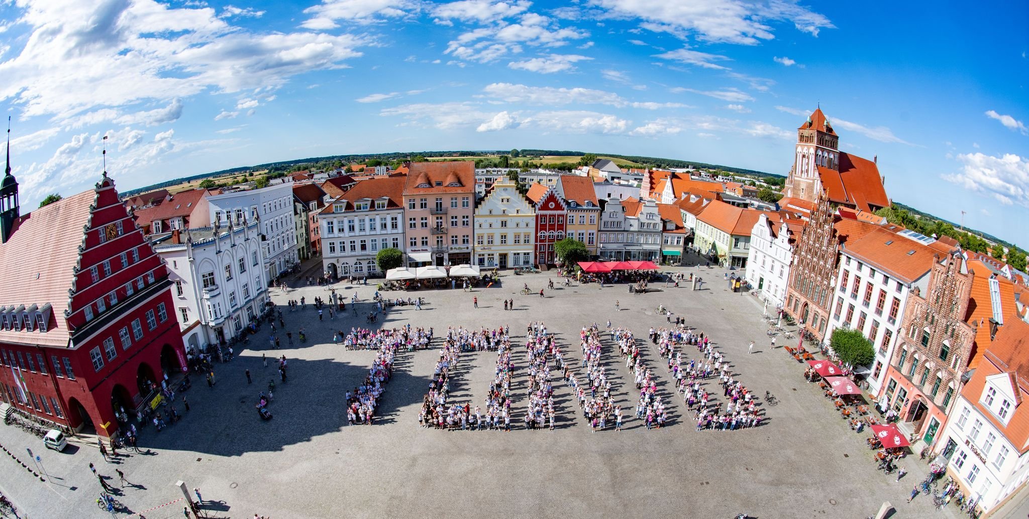 Greifswald grüßt Toni Kroos mit Riesen-Schriftzug Greifswald grüßt Toni Kroos mit Riesen-Schriftzug